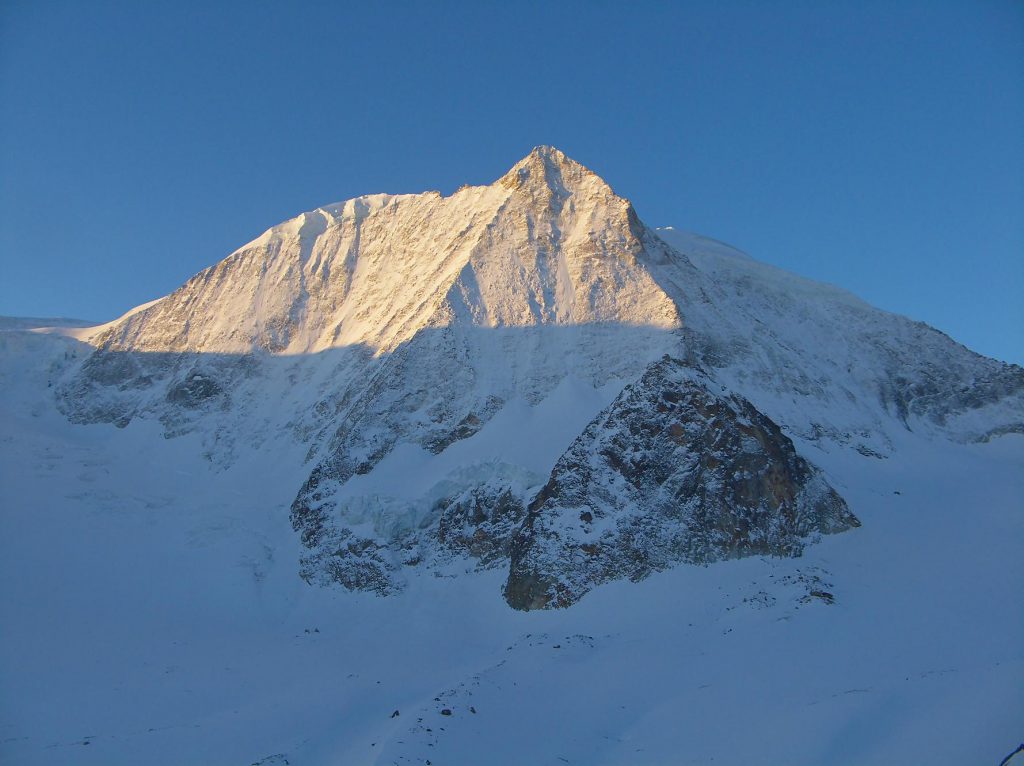 Randonnée en ski au Mont-Blanc de Cheilon depuis la cabane des Dix et ...
