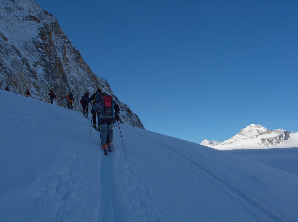Randonnée en ski au Mont-Blanc de Cheilon depuis la cabane des Dix et ...